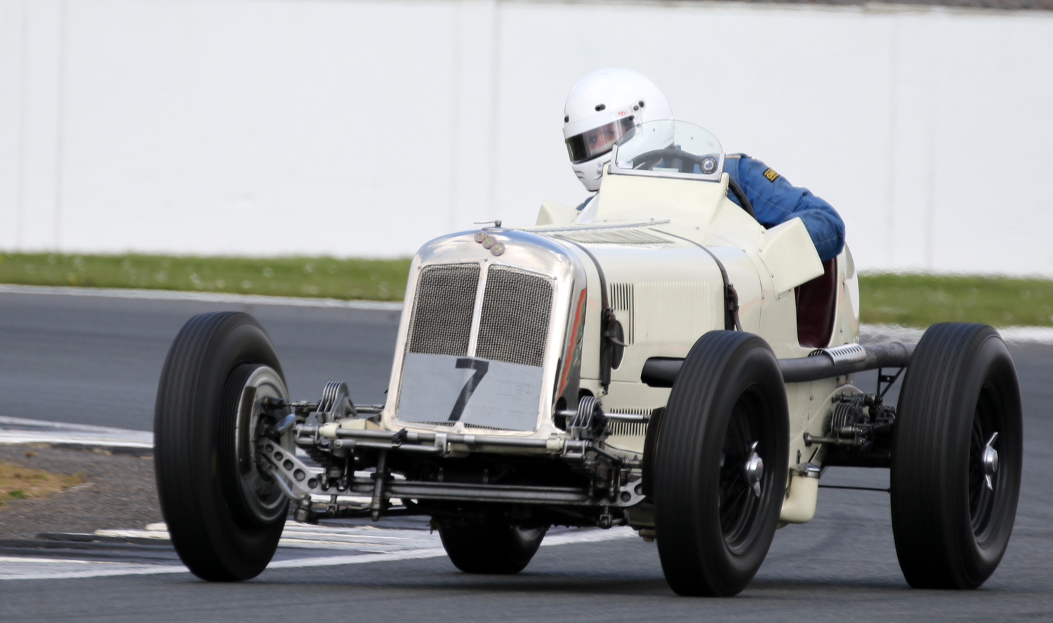 Julian-Wilton-leans-out-of-ERA-R7B | | SuperCars.net