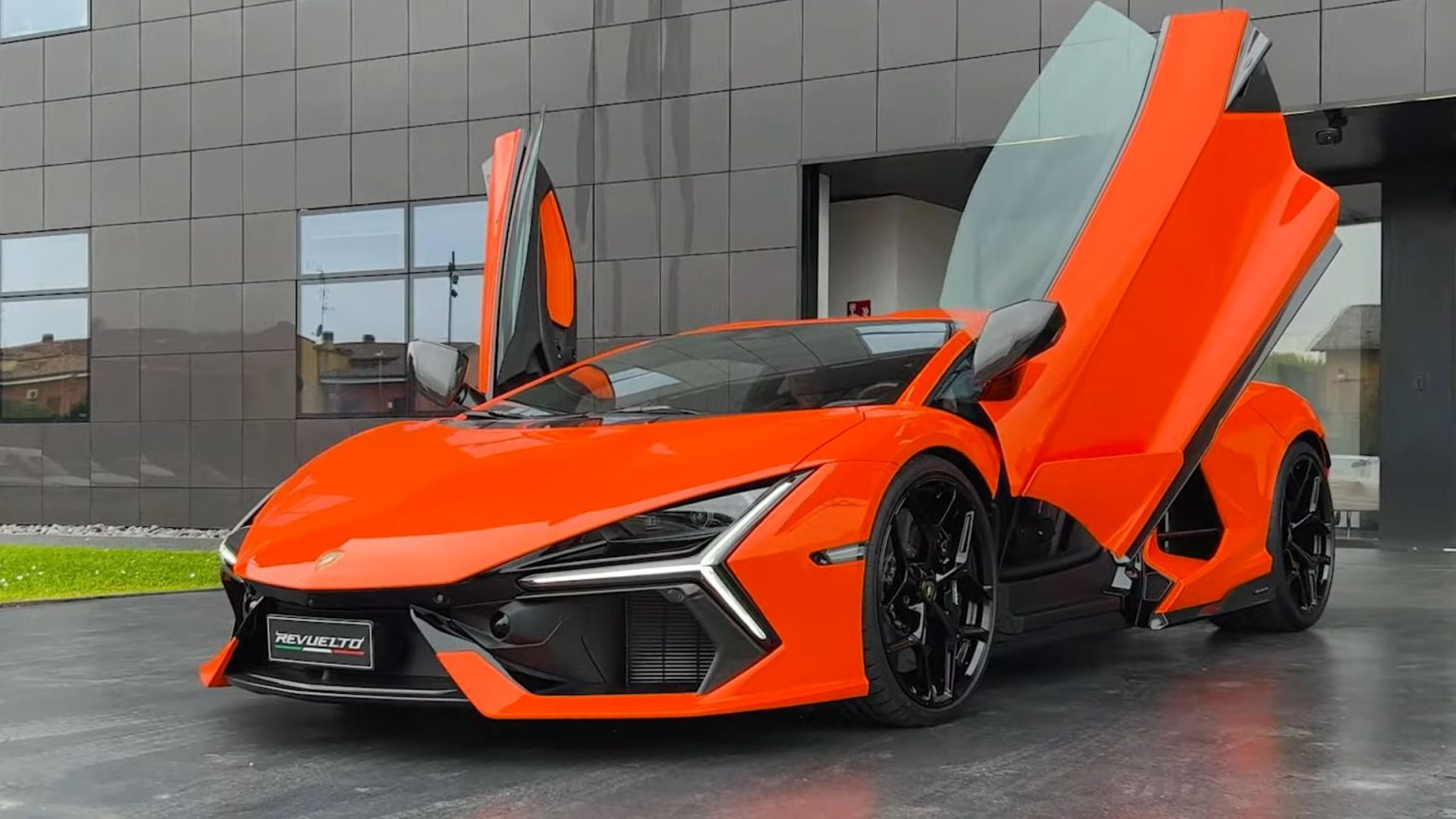 A closer look at the new 1015 hp Lamborghini Revuelto