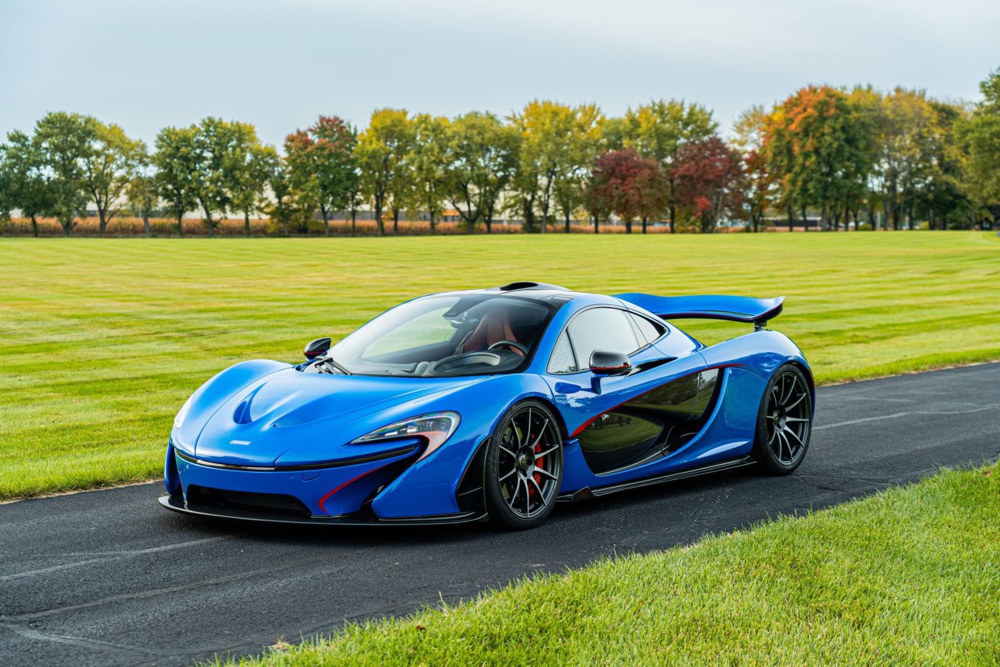 Which One Would You Like To Have In Your Garage: A Blue McLaren P1 Or A ...