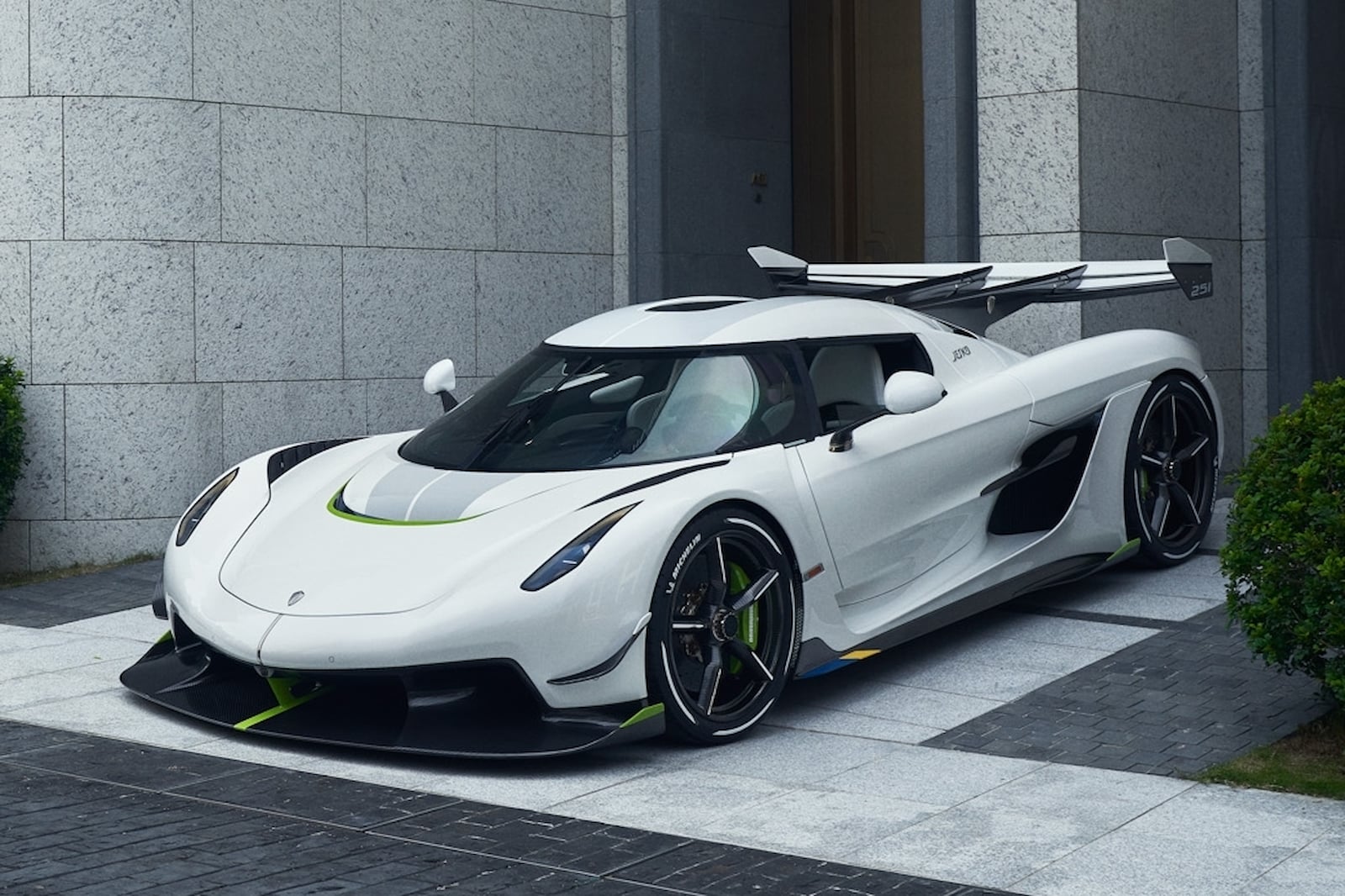 Hypercars Images & Photo Galleries