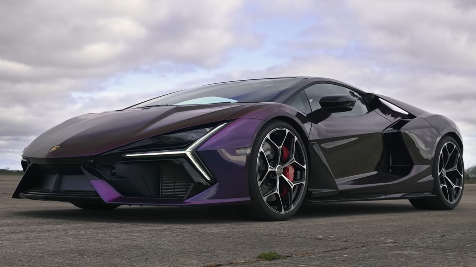 VIDEO: The Lamborghini Revuelto vs the Ferrari SF90