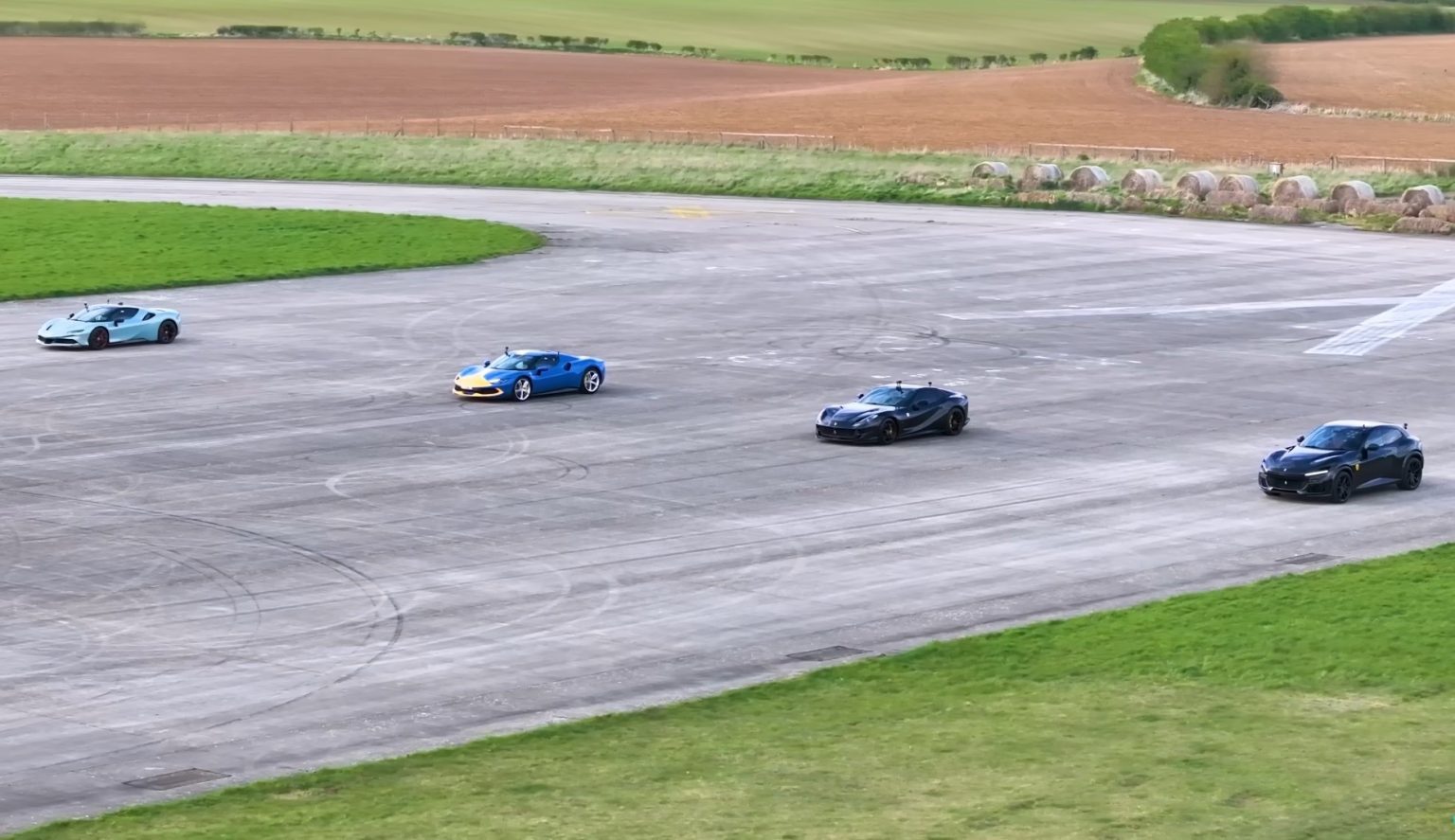 VIDEO: Carwow Drag Race: Ferrari Purosangue vs 812 GTS vs 296 GTB vs ...