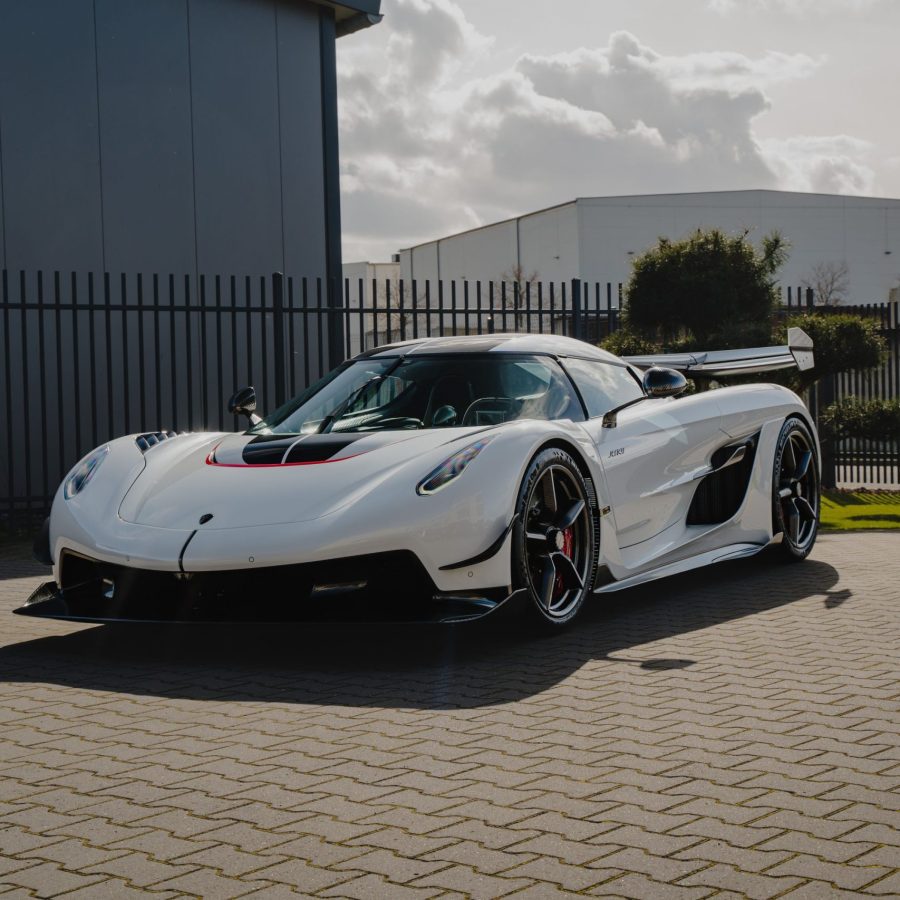 DRAG RACE: Bugatti Chiron Super Sport vs Koenigsegg Jesko Attack