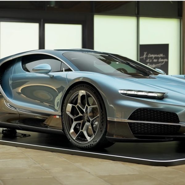 DRAG RACE: Bugatti Chiron Super Sport vs Koenigsegg Jesko Attack