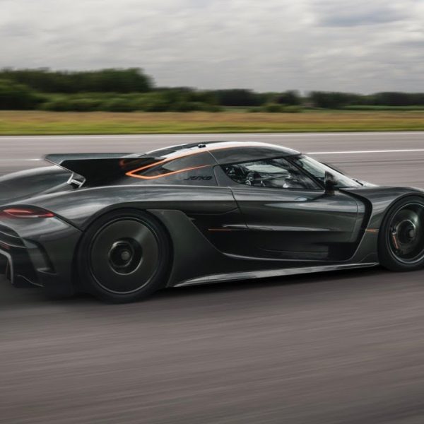 DRAG RACE: Bugatti Chiron Super Sport vs Koenigsegg Jesko Attack