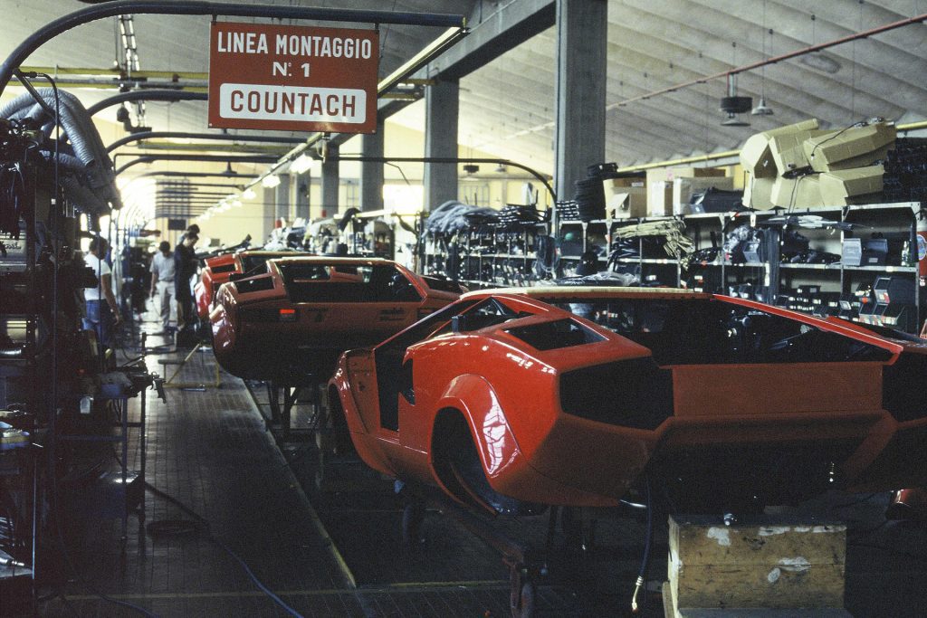 Linea 1 in Sant'Agata in 1974, the first Lamborghini Countach is being ...