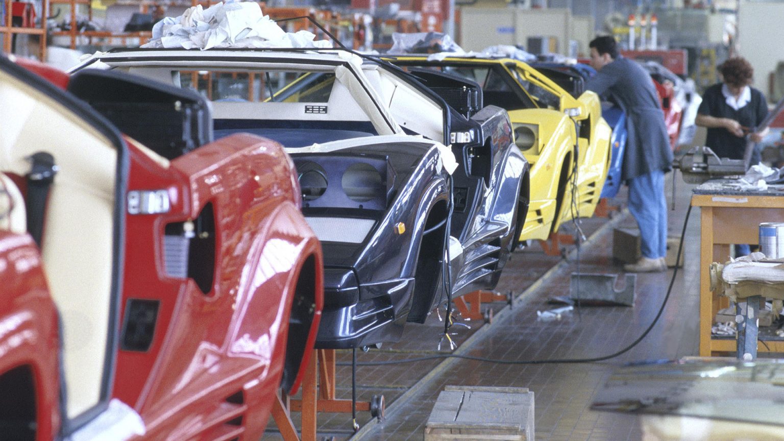Linea 1 in Sant'Agata in 1974, the first Lamborghini Countach is being ...