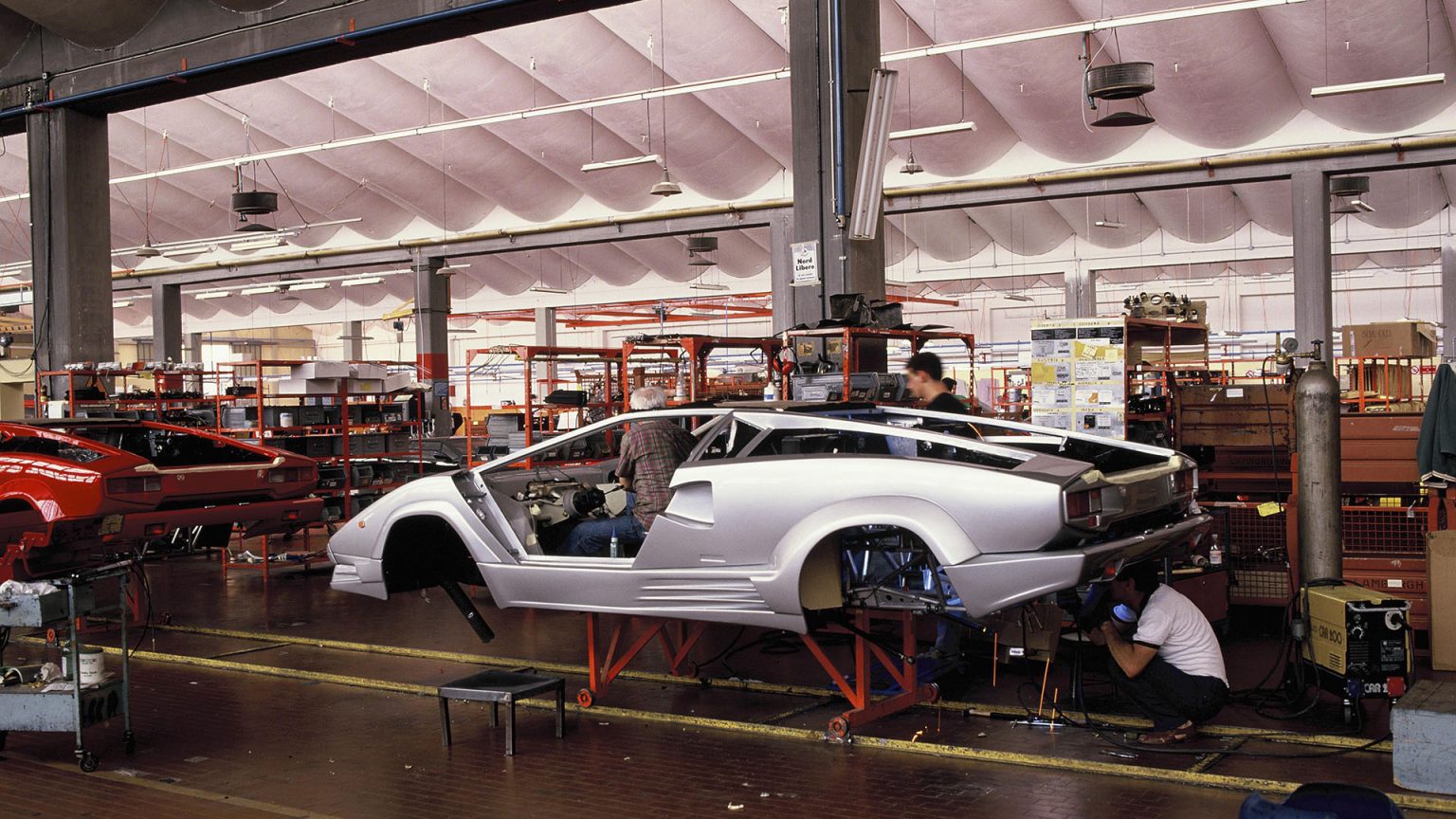 Linea 1 in Sant'Agata in 1974, the first Lamborghini Countach is being ...