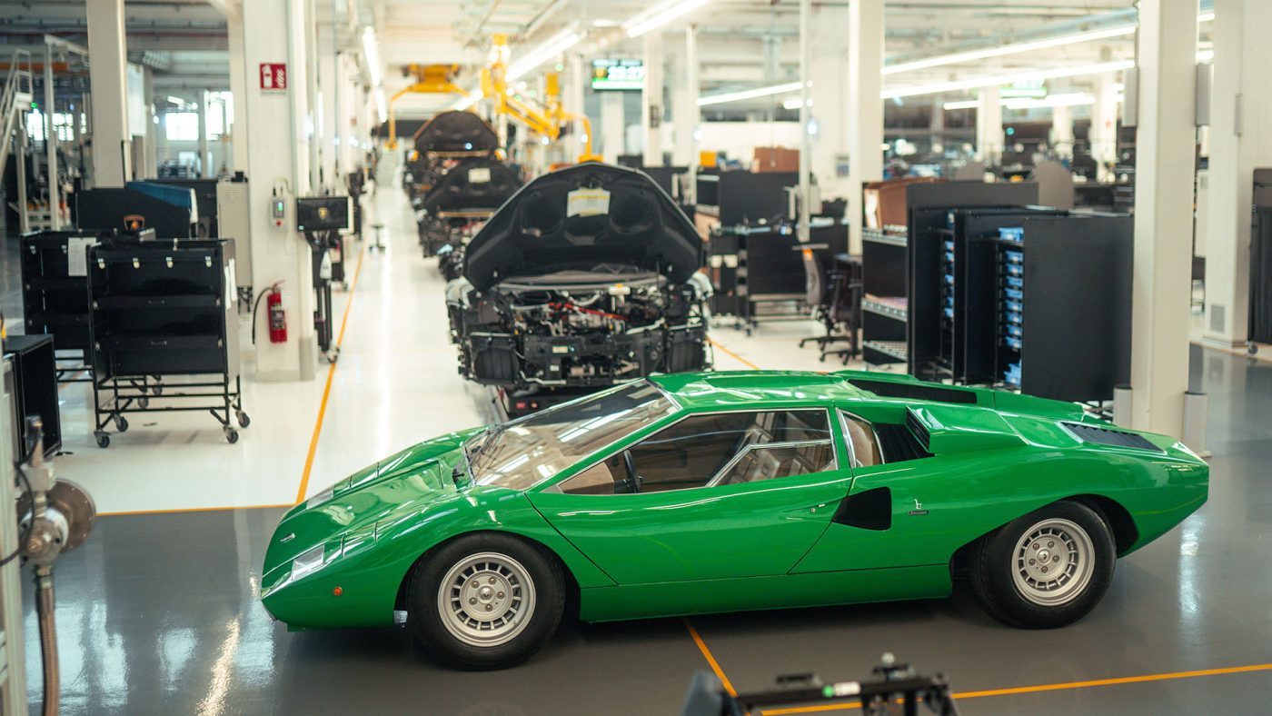 Linea 1 in Sant'Agata in 1974, the first Lamborghini Countach is being ...