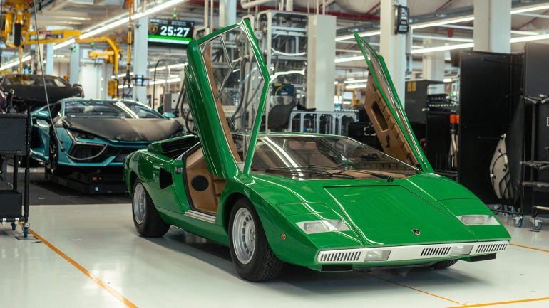 Linea 1 in Sant'Agata in 1974, the first Lamborghini Countach is being ...
