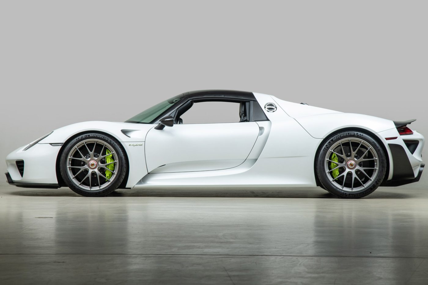 Featured: Porsche 918: Still Impressive As Ever