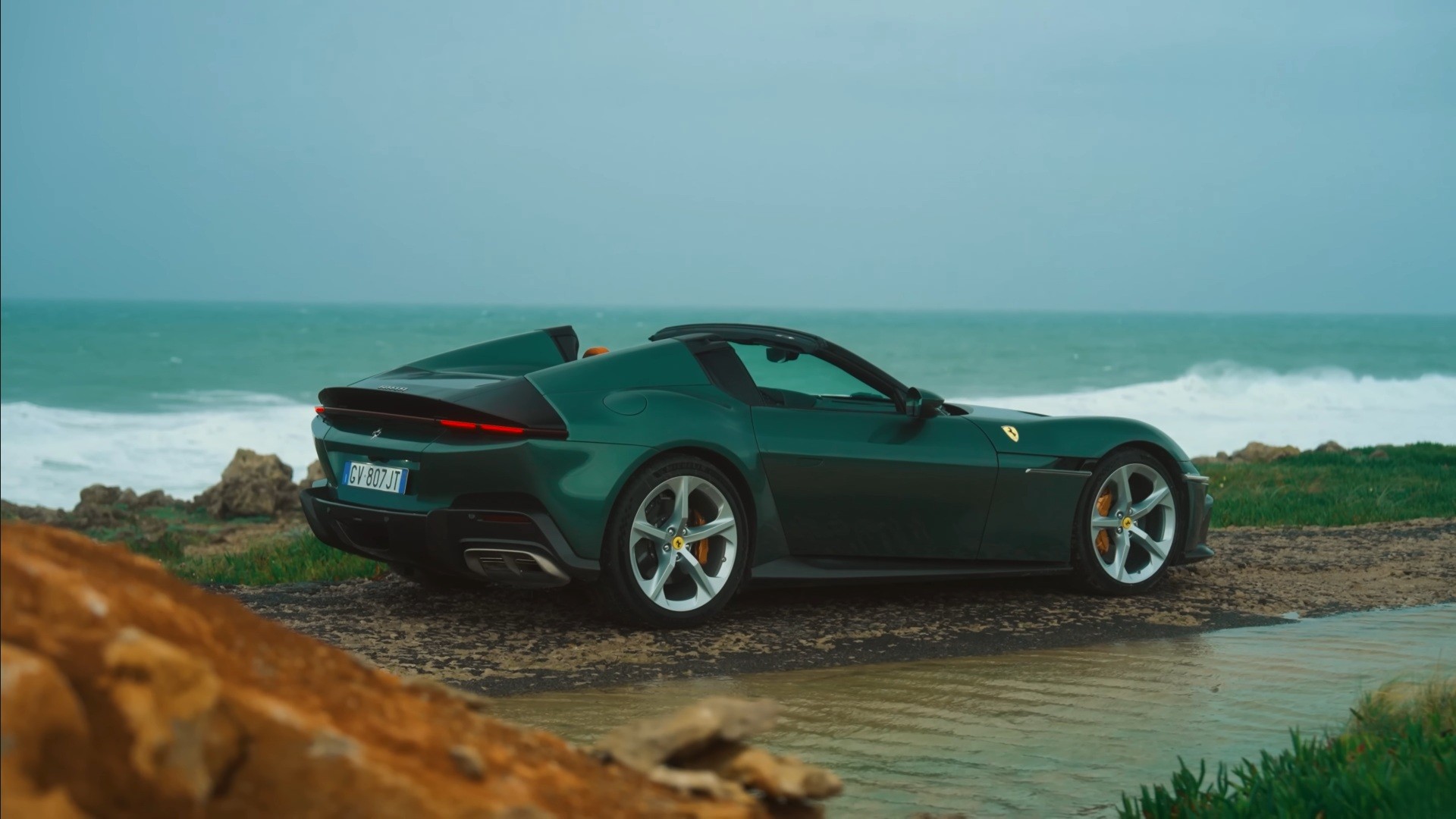 VIDEO: Testing the New Ferrari Ferrari 12 Cilindri Spider in Less-Than ...