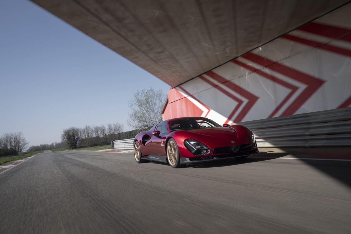 Alfa Romeo 33 Stradale: Modern Rocketship!