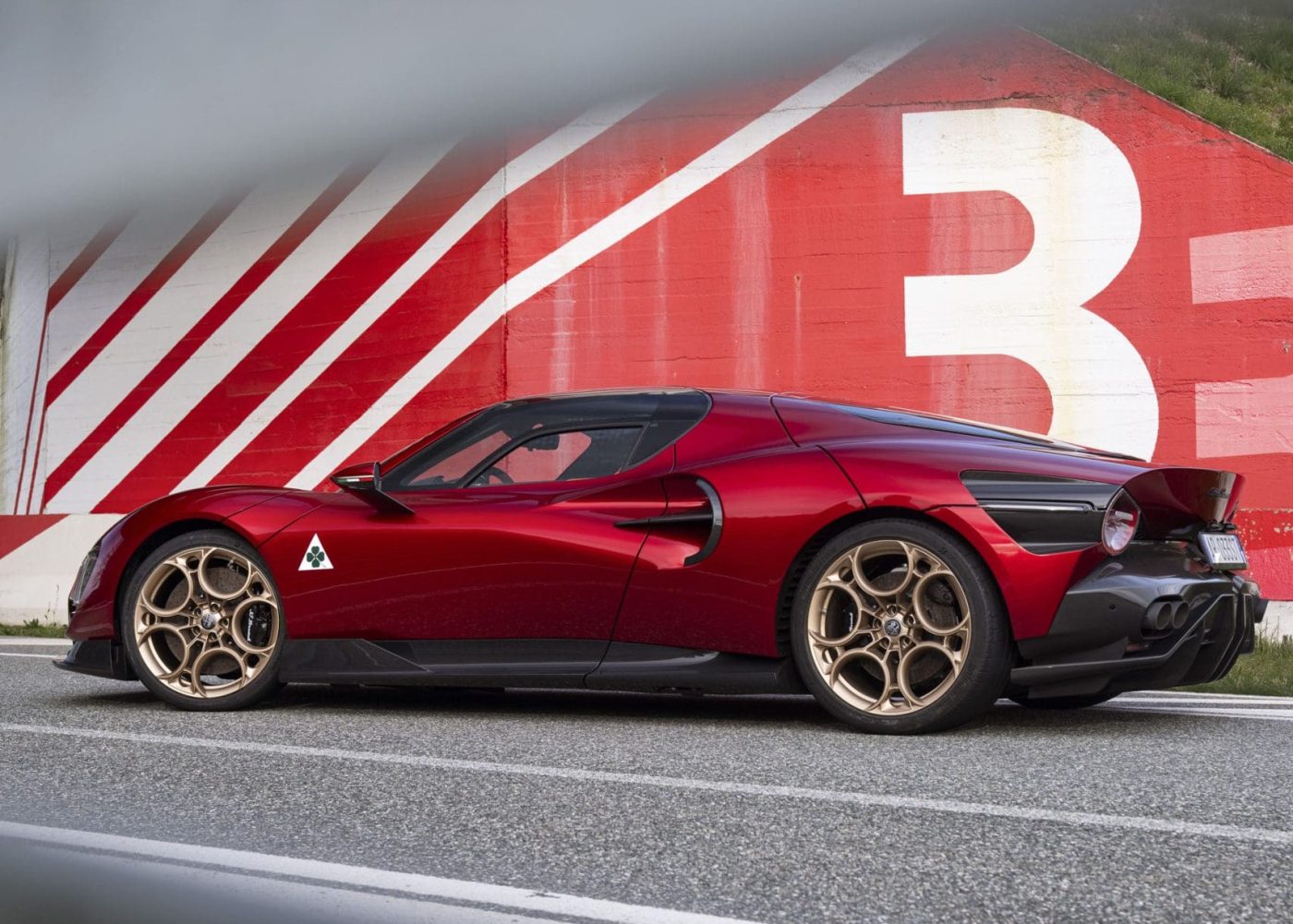 Alfa Romeo 33 Stradale: Modern Rocketship!