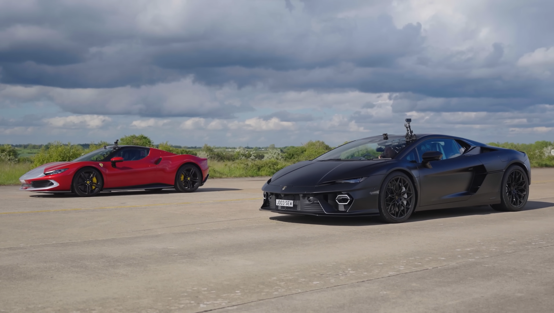 DRAG RACE: Ferrari 296 GTB vs Lamborghini Temerario